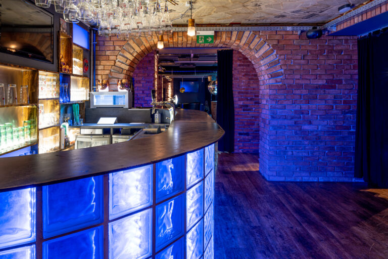 Ein Blick hinter die Hauptbar.